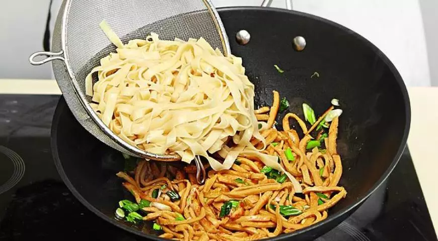 Stock Photo Cooking Recipe: Noodles miaraka amin'ny umelet sy tongolobe maitso, dingana 6