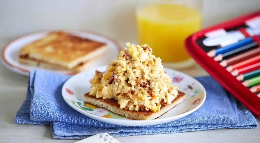 Omelet scrambleble oo leh tamaandhada qalalan, ka-qabashada talaabada-talaabada leh ee sawirro leh