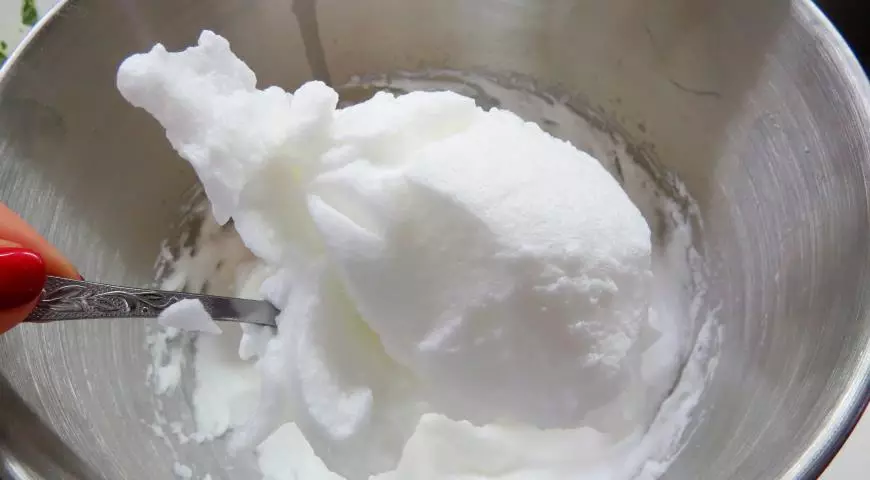 Збити білки з сіллю в міцну піну для приготування омлету