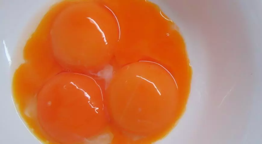 দুধ এবং লবণ সঙ্গে yolks মিশ্রিত করুন, তারপর Creamy তেল উপর ফ্রাই