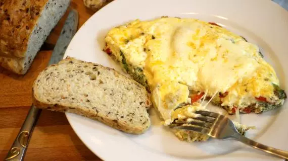 Omelet ku infeles dipanggang, sayuran sareng mozzarella, undakan-undakan sareng poto sareng poto