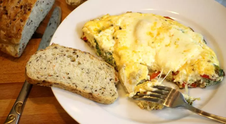 Omelet with baked infect, vegetables and mozzarella