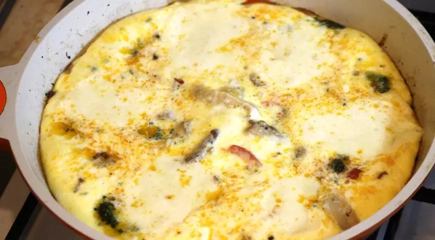 Ungayilungiselela kanjani i-omelet nge-Bhaked Hell, imifino kanye ne-mozzarella