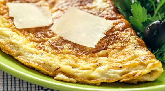 Omelet hamwe na foromaje mu isafuriya, intambwe ya-intambwe ya-intambwe hamwe namafoto