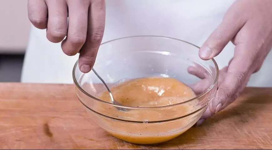 Stock foto memasak resep: telur dadar dengan keju dalam wajan, langkah nomor 1