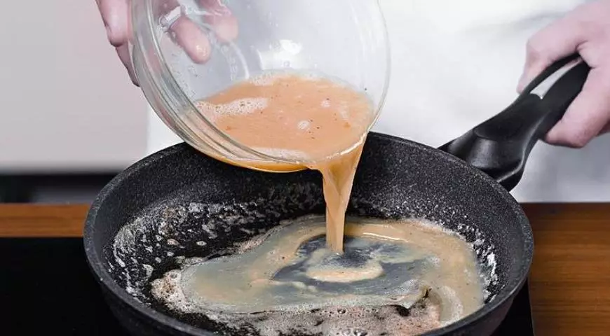 Foto persiapan resep: telur dadar dengan keju dalam wajan, langkah nomor 5