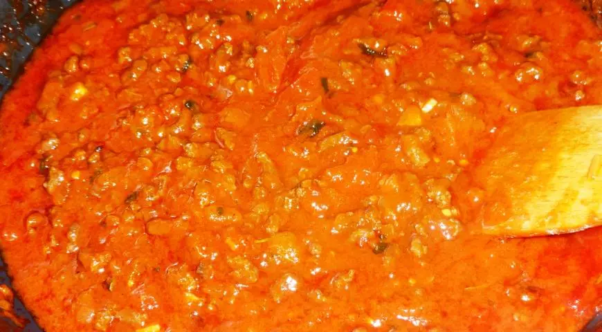 Preparando salsa de carne de tomate