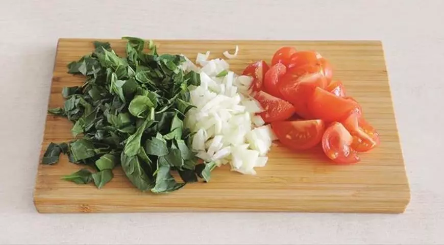 Рецепта за готвене на запасите: порции омлети със салса, стъпка номер 3