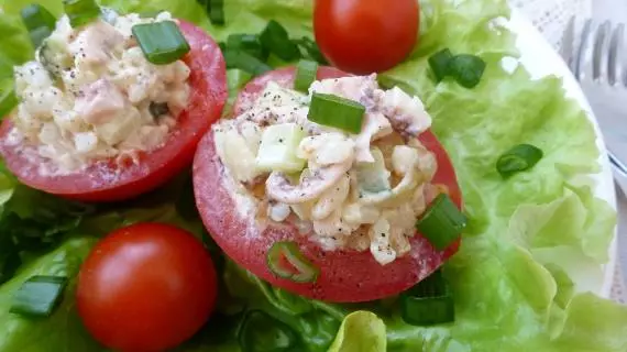 Paradižnik, polnjen z rižem in hobotnico, recept po korakih s fotografijami