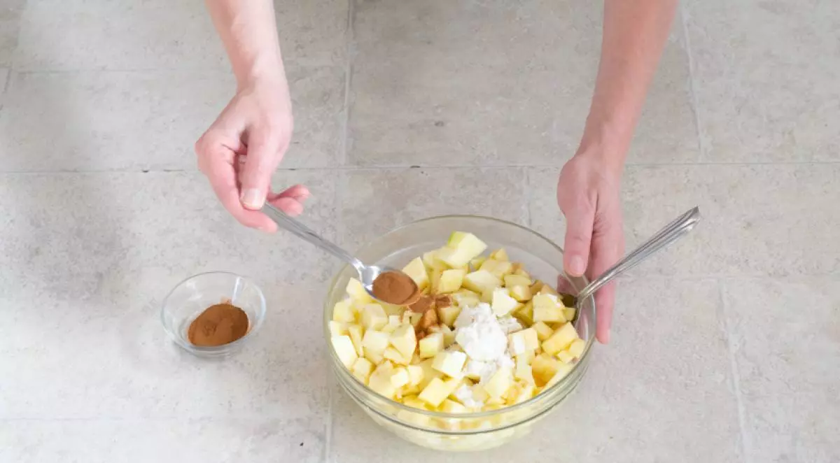 Pie de mazá en Kefir. Espolvoreo as mazás de canela e fariña