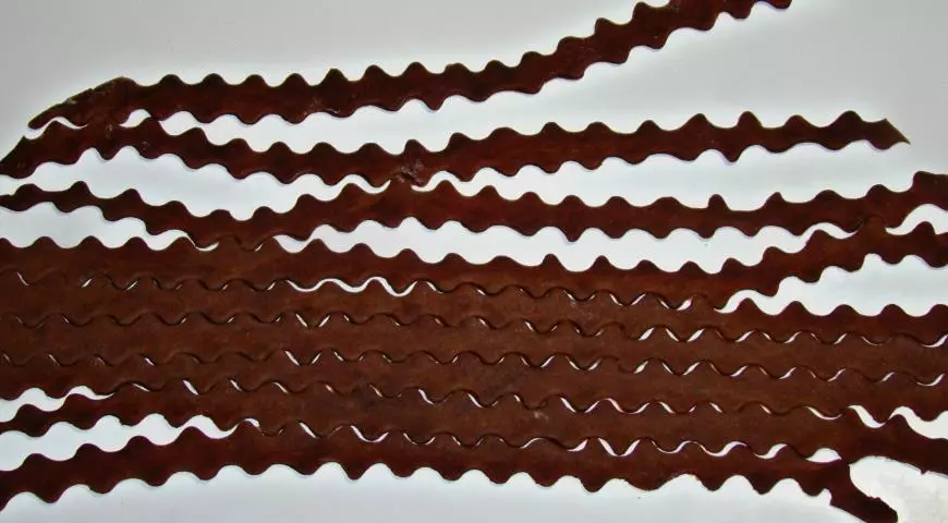 Нарежете тестото от какао на ленти 1 сантиметър ширина