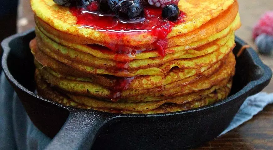 Mais Pantkakes mat Berry Saauce, Schrëtt-By-Step Rezept mat Fotoen