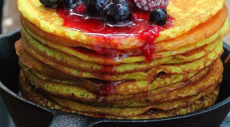 Mais pancakes mat Berry Zooss prett fir ze fidderen