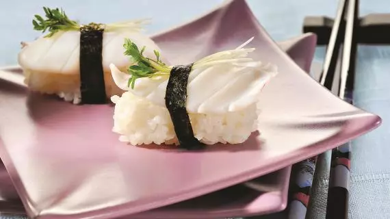 Nigiri sushi le háit scuid, céim ar chéim le grianghraif