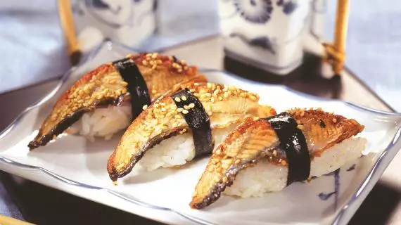 Nigiri sushi miaraka amin'ny eel, dingana dingana amin'ny dingana miaraka amin'ny sary