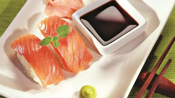 Nigiri Sushi dengan salmon Malossal, resep langkah demi langkah dengan foto