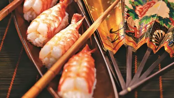 Nigiru Sushi na shrimps, usoro nzọụkwụ nzọụkwụ na foto