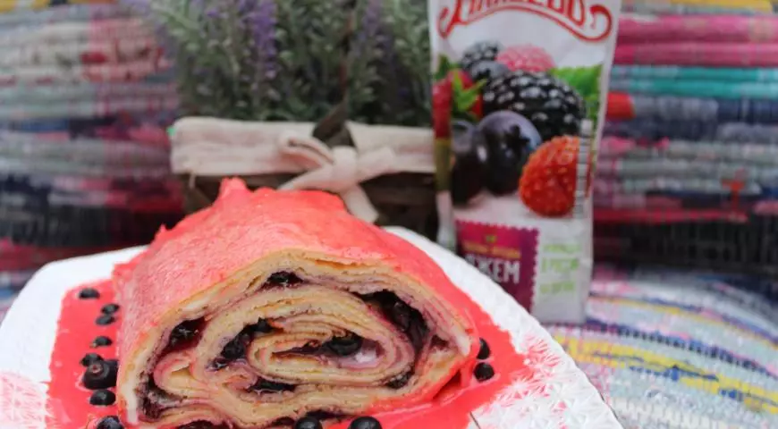 Pancake roll dengan Jam Maheyev pada 8 Maret, resep langkah demi langkah dengan foto