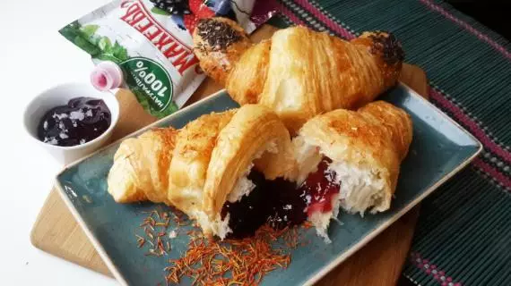 French Croissants na jam maheyev, usoro nzọụkwụ nzọụkwụ na foto