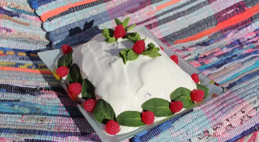 Għatti s-saff tar-roll pancake bit-tarjola krema qarsa u dekorazzjoni berries
