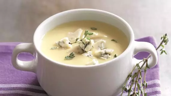 Soupe de pommes de terre avec fromage, recette pas à pas avec photos