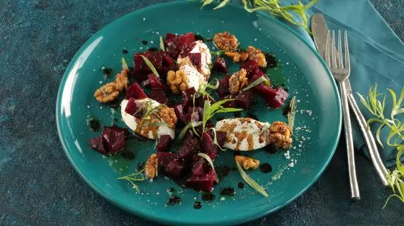 Dressing beet, walnuts, mascarpone dan tarhoon, resipi langkah demi langkah dengan foto