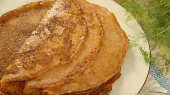 Pancake pada jus tomat, resep langkah demi langkah dengan foto