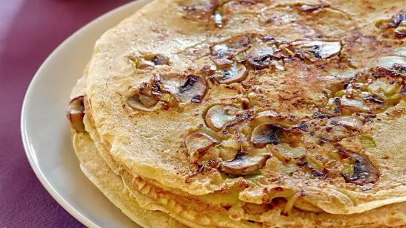 Crêpes aux champignons avec une recette de qualité, étape par étape avec des photos