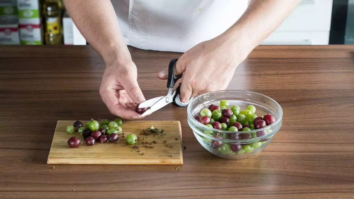 Sauté hors de la groseille, battez les baies