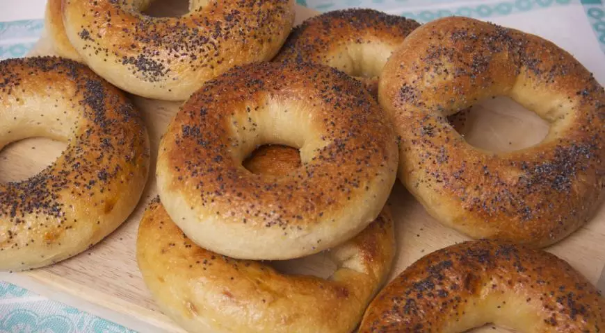 Bagels Wcreineg, Rysáit Cam-wrth-gam gyda Lluniau