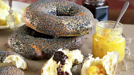 Ma Bagels awiri okhala ndi mbewu za poppy, njira yokhazikika ndi zithunzi