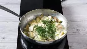 Zucchini guláš v kyslej smotane s cesnakom, pridajte cesnak