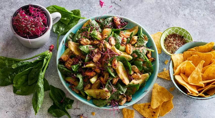 Salat mit Muscheln, Avocado und Grapefruit