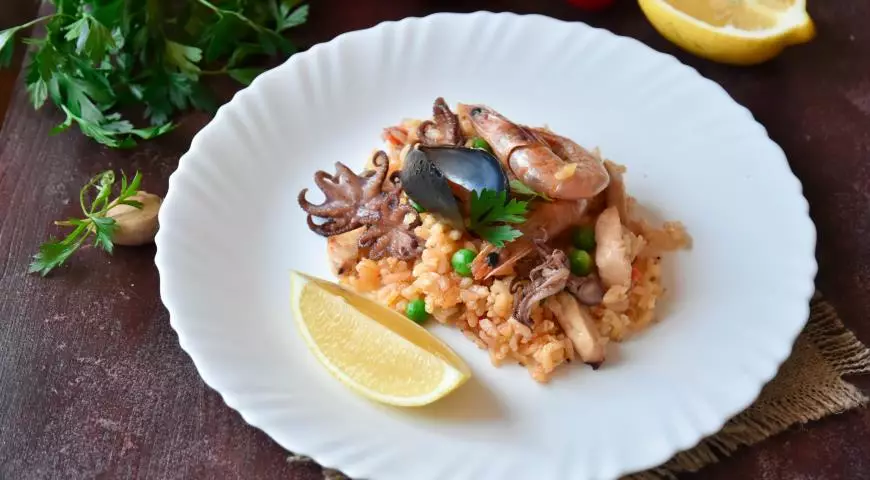 Paella dengan ayam dan makanan laut