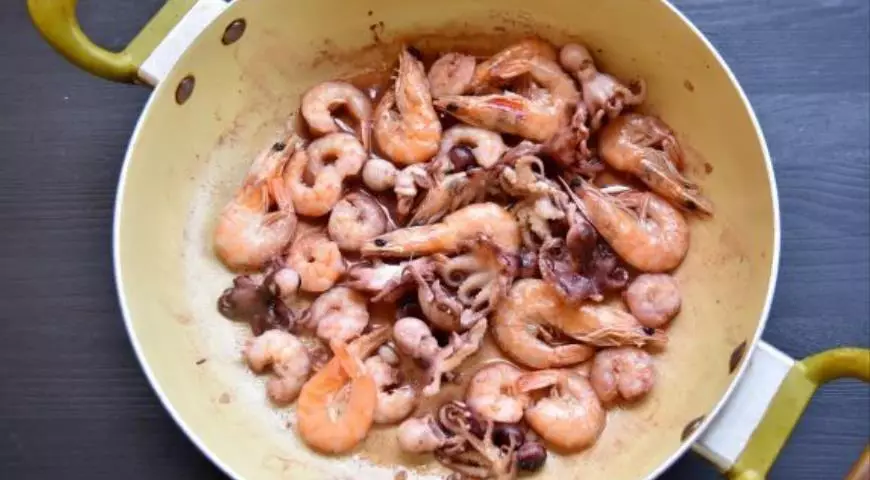 Photo de la préparation de la recette: paella avec poulet et fruits de mer, étape numéro 1