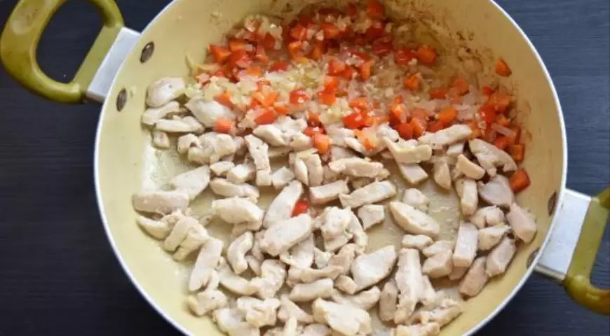 Foto matlagning Recept: Paella med kyckling och skaldjur, steg nummer 3