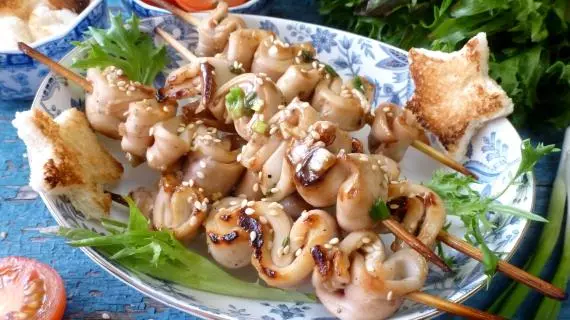 Squid kebabs, usoro nzọụkwụ nzọụkwụ na foto