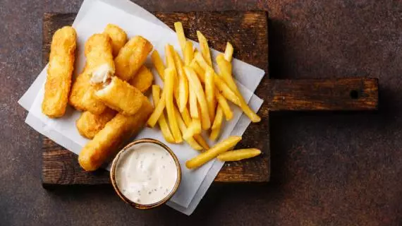 Fish Sticks: Mit csinálnak, és hogyan lehet gyorsan főzni őket otthon