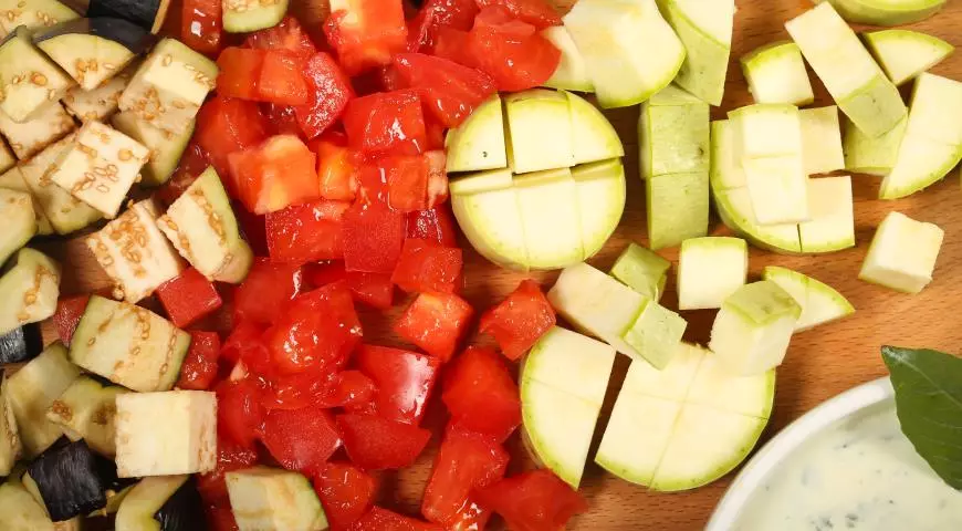 سبزیوں کے ساتھ چکن فلیٹ کھانا پکانے کے لئے طریقہ