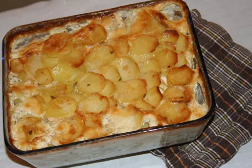 Casserole моҳӣ бо картошка