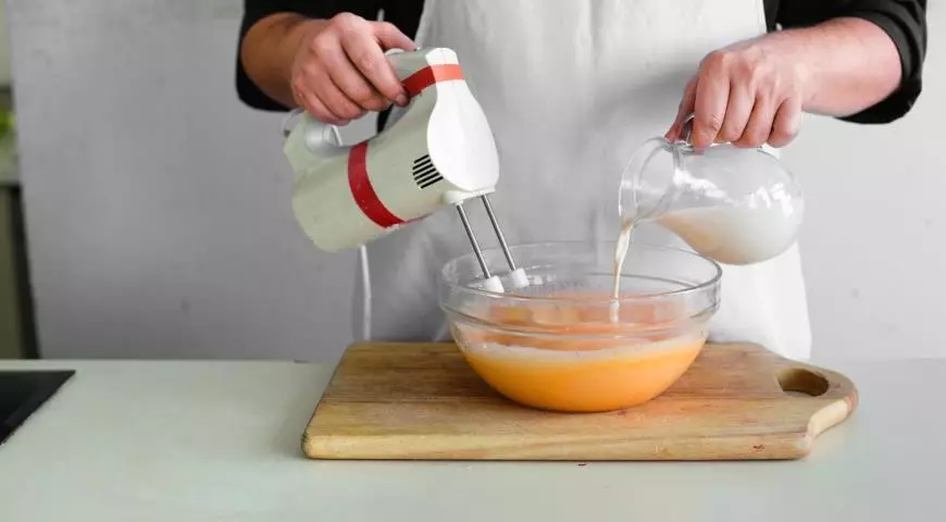 Photo of the preparation of the recipe: pancakes on milk brain, step number 3