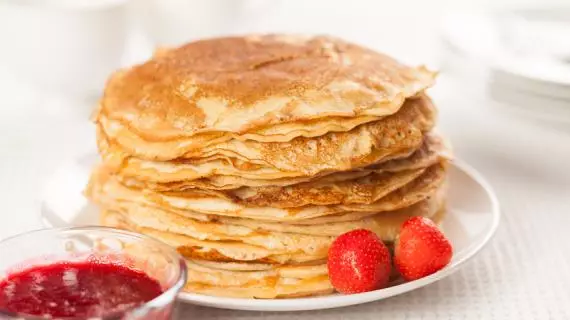 Pannkakor på kefir med kokande vatten, steg-för-steg recept med foton