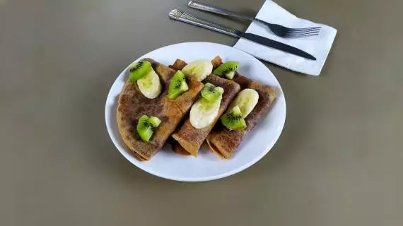 Pancake cokelat pada susu, resep langkah demi langkah dengan foto