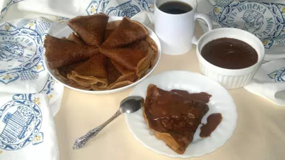 Panquecas de chocolate com molho de chocolate, receita passo a passo com fotos