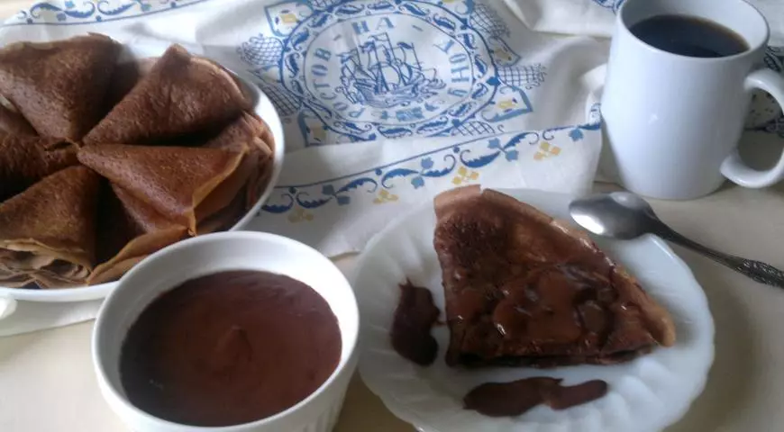Chocolate pancakes nrog chocolate sauce 2