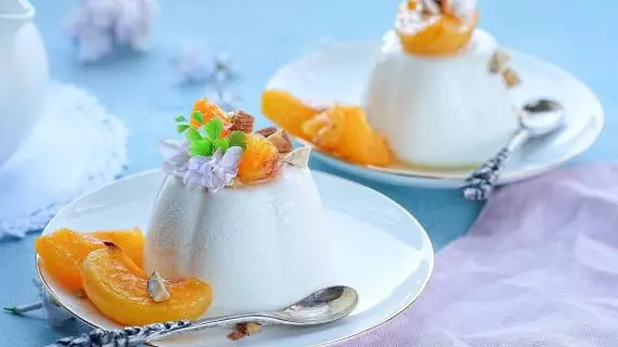 Pannakota dengan aprikot dalam sirup ringan dengan almond, resep langkah demi langkah dengan foto