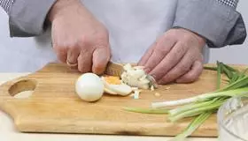 Foto de la preparación de una receta: panqueques con un sector de huevos y cebollas verdes, paso número 3
