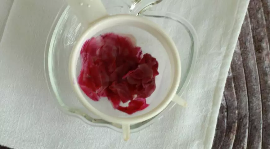 Lav en sirup fra Ragger of Rose Petals, tilsæt citronsyre og kog til fortykning