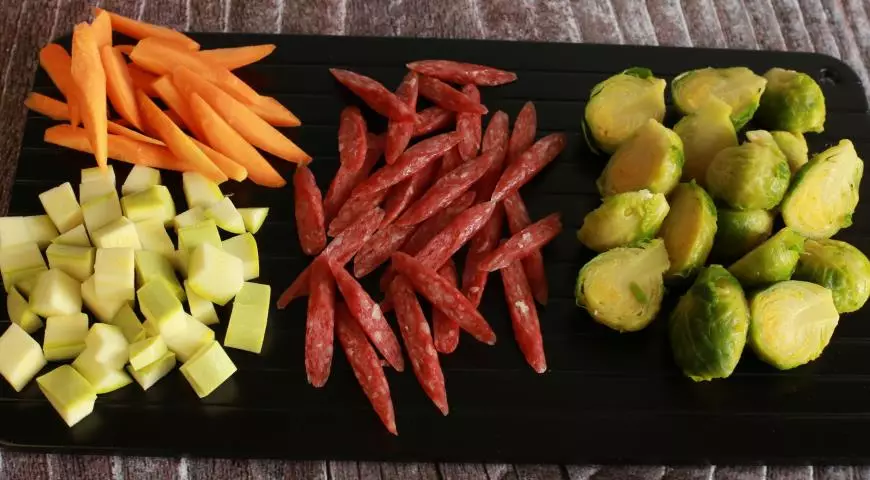 Zutaten schneiden für das Kochen von Gemüsekuchen