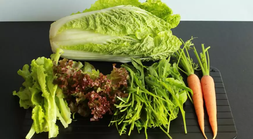 Prepare ingredientes para cozinhar salada verde